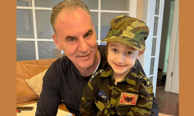 Limaj publikon fotografi me vajzën e tij të vogël e veshur me uniformë ...