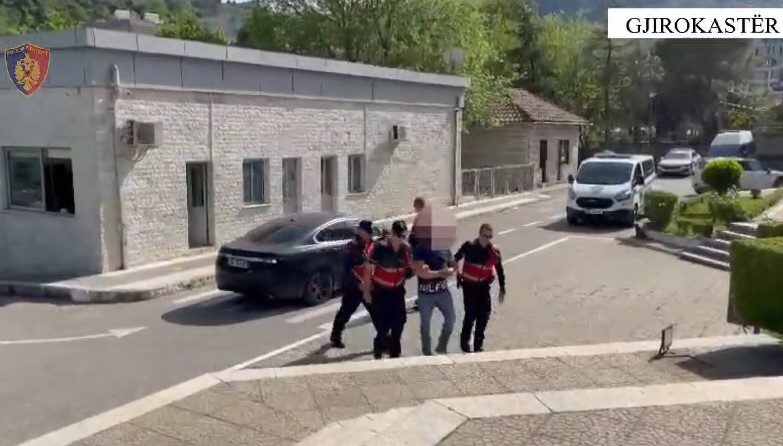 U kapën duke transportuar kanabis, bien në prangat e policisë - Gazeta ... U kapën duke transportuar kanabis, bien në prangat e policisë - Gazeta ...