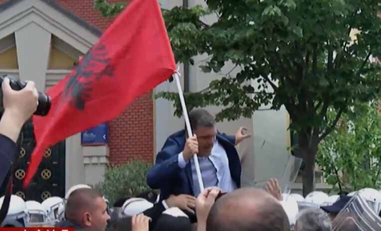 “Selam Musai” i Ilir Metës kërcen mbi armiqtë me flamurin kuqezi në ...