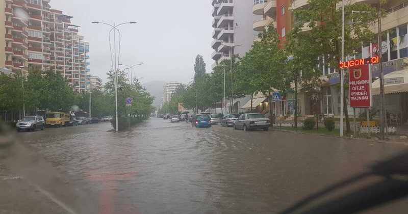 Reshjet e dendura të shiut mëngjesin e sotëm, Vlora nën ujë - Gazeta ...