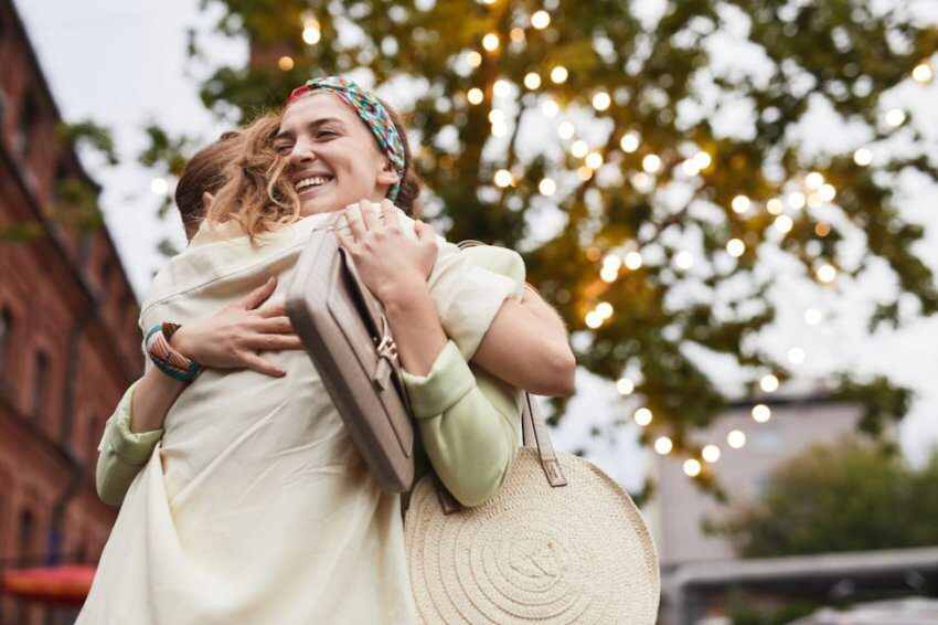 Përqafimi, një terapi e shkëlqyer kundër ankthit dhe stresit - Gazeta ...