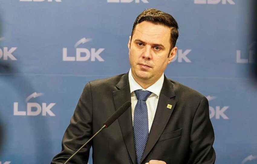 Lumir Abdixhiku sfidon Vjosa Osmanin dhe Albin Kurtin përmes Edi Ramës ... Lumir Abdixhiku sfidon Vjosa Osmanin dhe Albin Kurtin përmes Edi Ramës ...