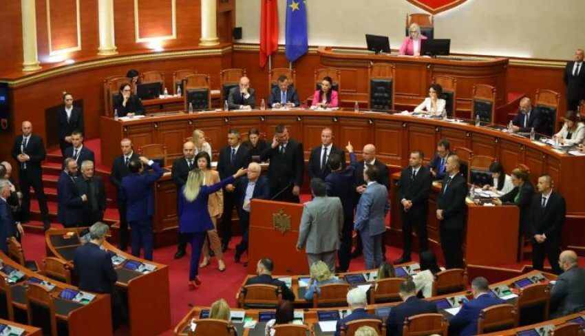 Bllokoi foltoren në seancën plenare/ Sekretariati i Etikës përjashton ...