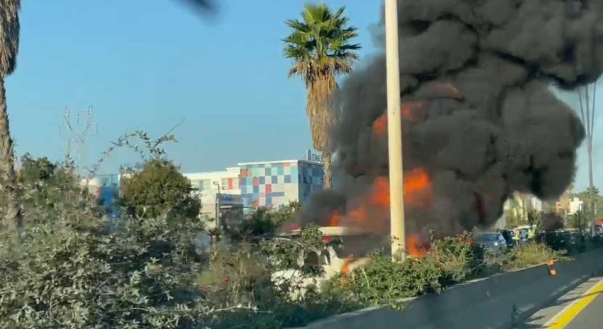 Përfshihet nga flakët automjeti në autostradën Durrës-Tiranë - Gazeta ...