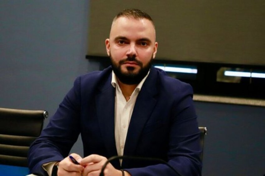 Ministri Ervin Hoxha firmos për kreun e ri të Gjendjes Civile, ja emri ...