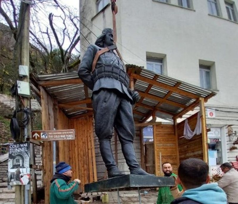 Rikthehet monumenti i patriotit Çerçiz Topulli në zonën muzeale të ...