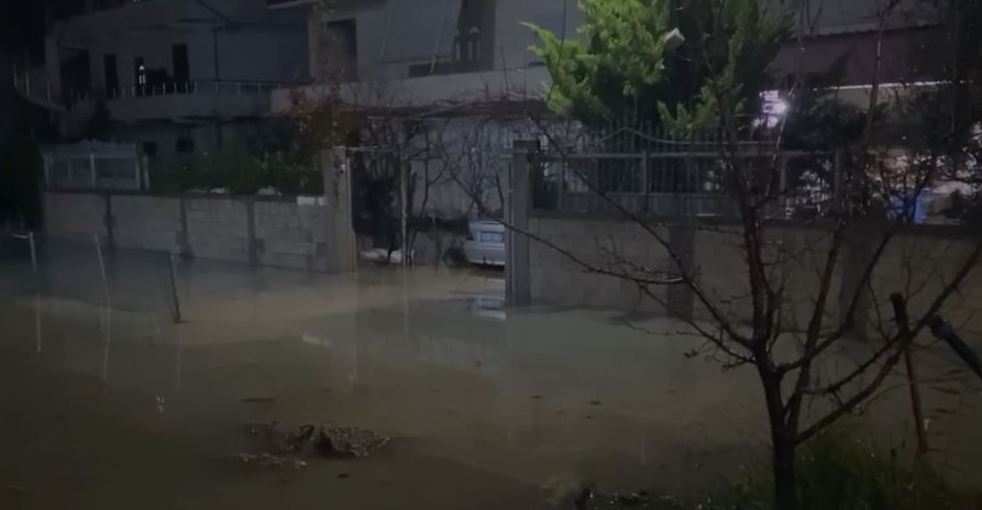 Përmbytjet në Durrës, mbi 200 shtëpi nën prezencën e ujit, evakuohen 10 ...