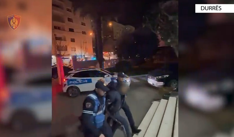 DURRES/ I shpallur në kërkim për vjedhje kapet dhe vihet në pranga 46 ...