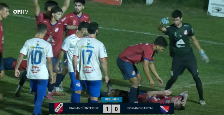 Ndodh edhe kjo, futbollisti nokauton kundërshtarin si në ring boksi ...