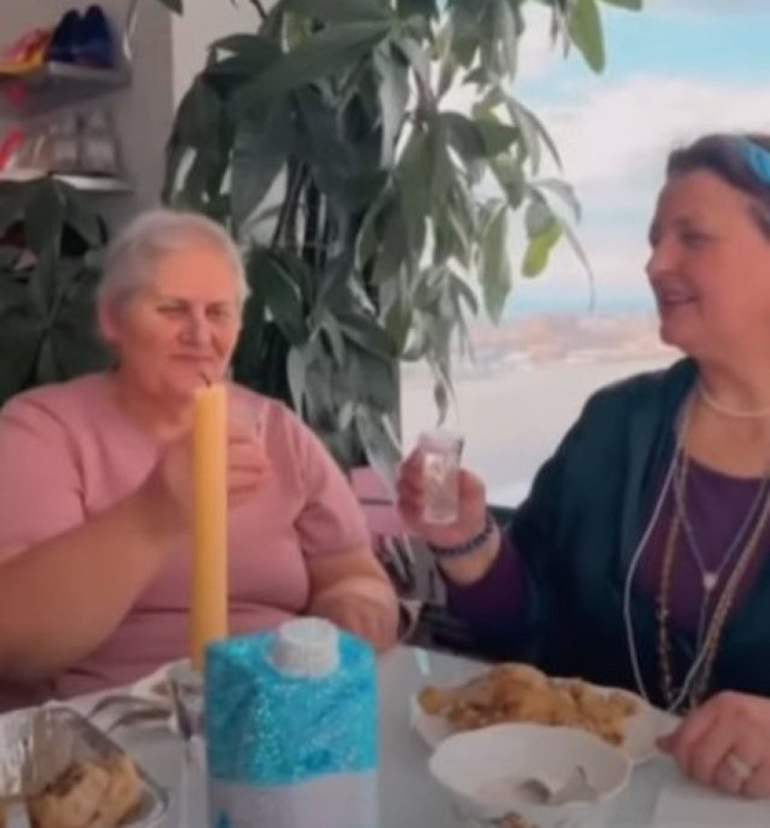 Me raki në dorë, Parashqevi Simaku shijon ushqimet tradicionale ...