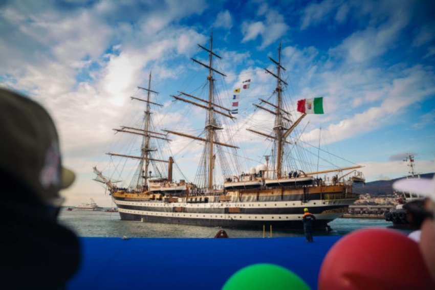 Anija me famë botërore në portin e Durrësit, e hapur për vizitorët më 9 ...