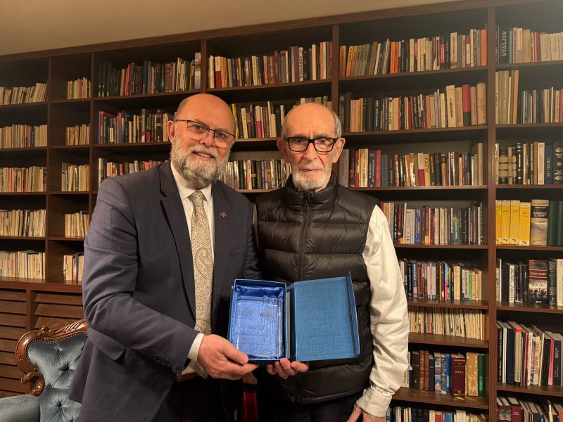 Rexhep Qosja pranon çmimin Lumo Skëndo... - Gazeta Bulevard