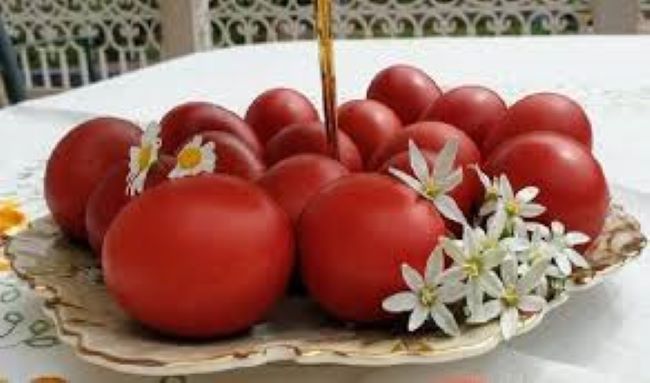 E enjtja e madhe/ Besimtarët ortodoksë lyejnë vezët e kuqe, simbolin e ...