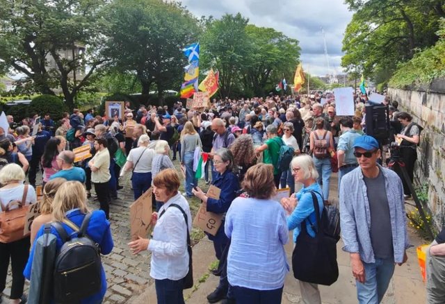Vizita e presidentit amerikan në Skoci, qytetarët e presin me protesta ...