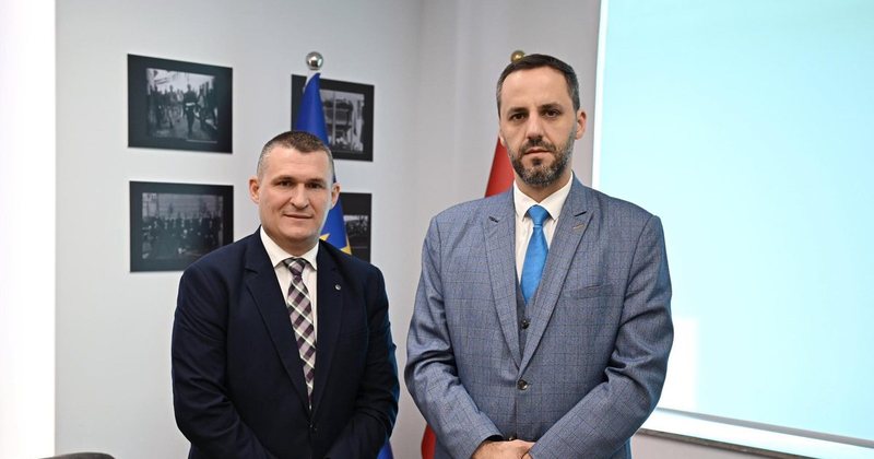 Altin Dumani i shkon për vizitë në zyrë ministrit Besfort Lamallari ...