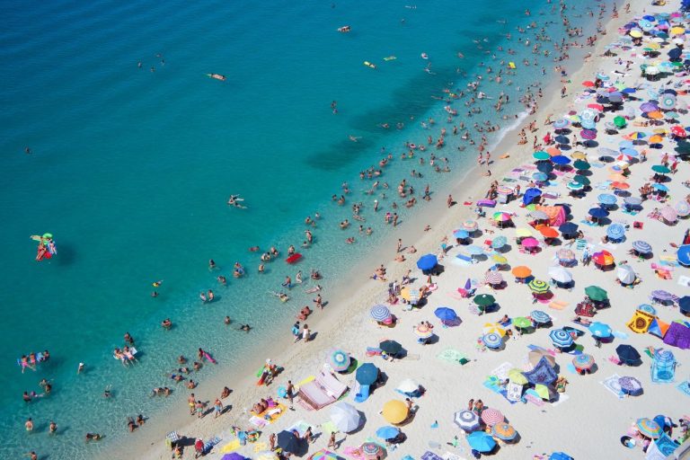 Shqipëria kryeson për pushimet verore me Sarandën, Vlorën dhe brigjet e ...