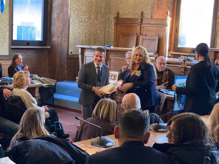 Aleksandër Çipa fiton çmimin e rëndësishëm ndërkombëtar “Oscar Wilde ...