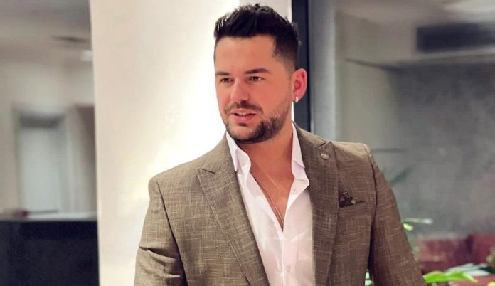 E trishtë/ Ndërron jetë në moshën 40-vjeçare këngëtari Shpat Kasapi ...