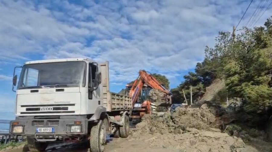 Durrës, rrëshqitjet e dherave bllokojnë aksin Currila–Kallm - Gazeta ...