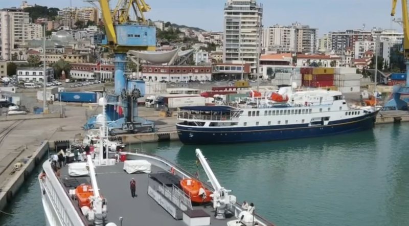 Dy kroçere zbarkojnë në Durrës, sjellin turistë nga vende të ndryshme ...