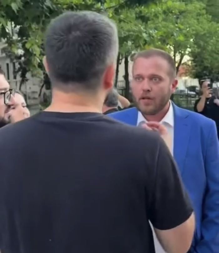 Ardit Bido përballet me protestuesit para Parlamentit, ndërhyn policia ...